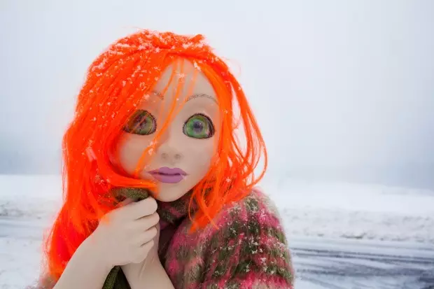 Laurie Simmons, Oranje haar/sneeuw/close-up (2014). Foto: met dank aan de kunstenaar, Salon 94.