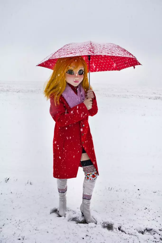 Laurie Simmons, Yellow Hair/Red Coat/Umbrella/Snow (2014). කලාකරුවා සහ සැලෝන් 94 අනුග්‍රහයෙනි.