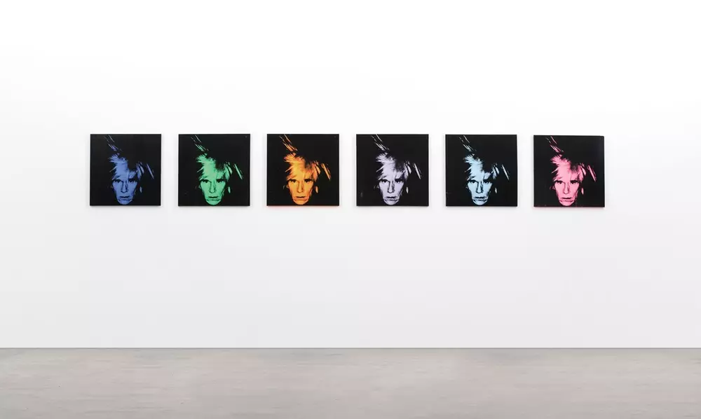 Lot 23 Andy Warhol Šest autoportreta, svaki potpisan i datiran 86. na preklapanju akrilom i sitotiskom na platnu, u šest dijelova svaki: 22 x 22 in. 56 x 56 cm. Procjena 25/35 miliona dolara