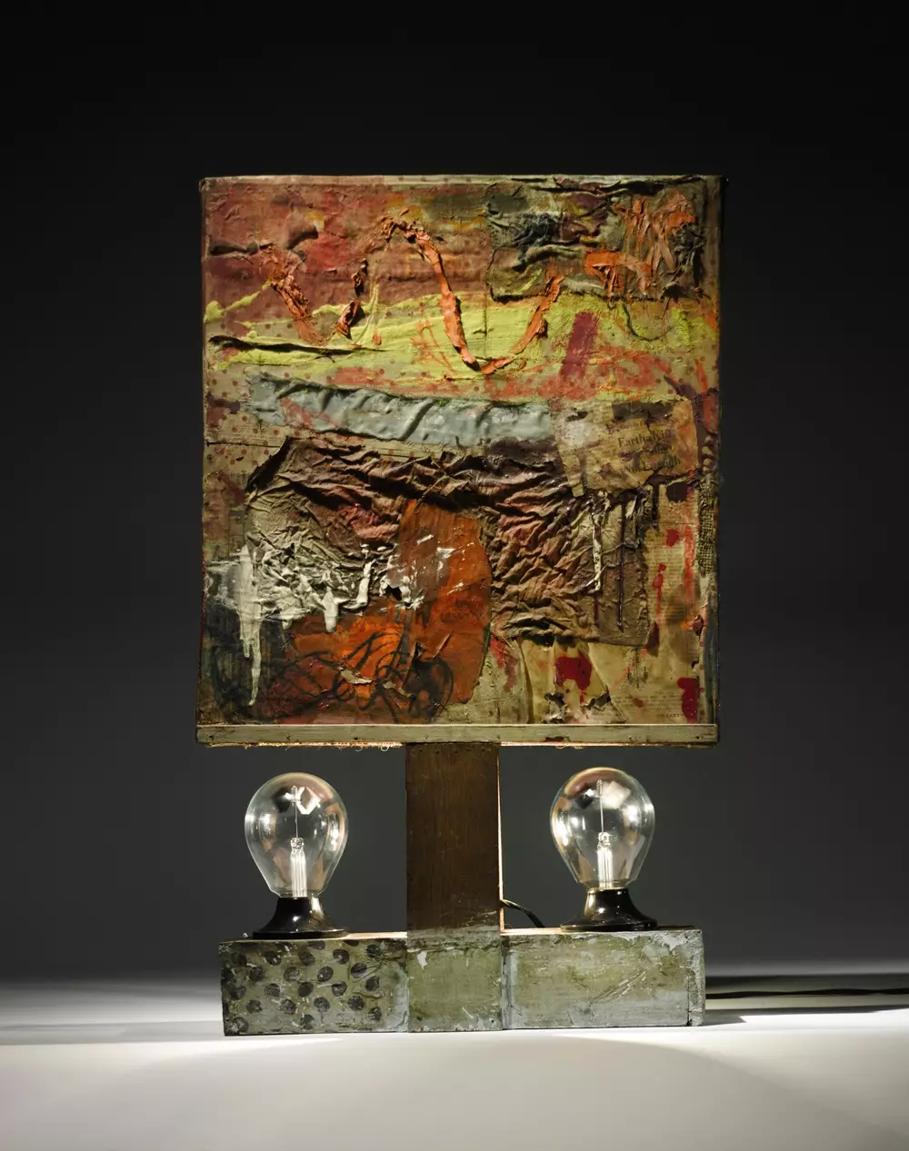 Lot 42 Robert Rauschenberg Huza amavuta, amakara, ikinyamakuru, canvas hamwe nigitambara, amatara hamwe na radiyo ebyiri za Crookes kumyubakire yimbaho yimisumari 25¾ x 14½ x 4 muri Est. Miliyoni 5/7