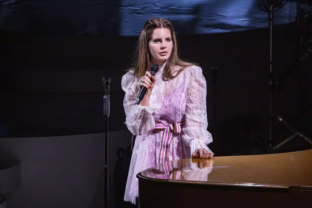 L-Istilla tal-Pop Lana Del Rey għandha Ftit Lezzjonijiet ta' Għażla x'Tgħallimna dwar il-Ġenerazzjoni ta' Stampi u l-Istorja tal-Arti Feminista Queer