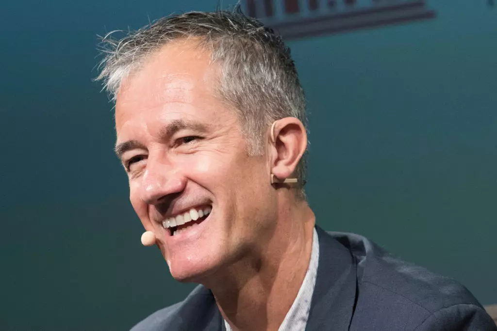 Aŭtoro Geoff Dyer Havas Multaj Mirindajn Sciojn pri la Historio de Fotarto. Kial Nia Intervjuanto Ne povas Memori Iun el Ili?