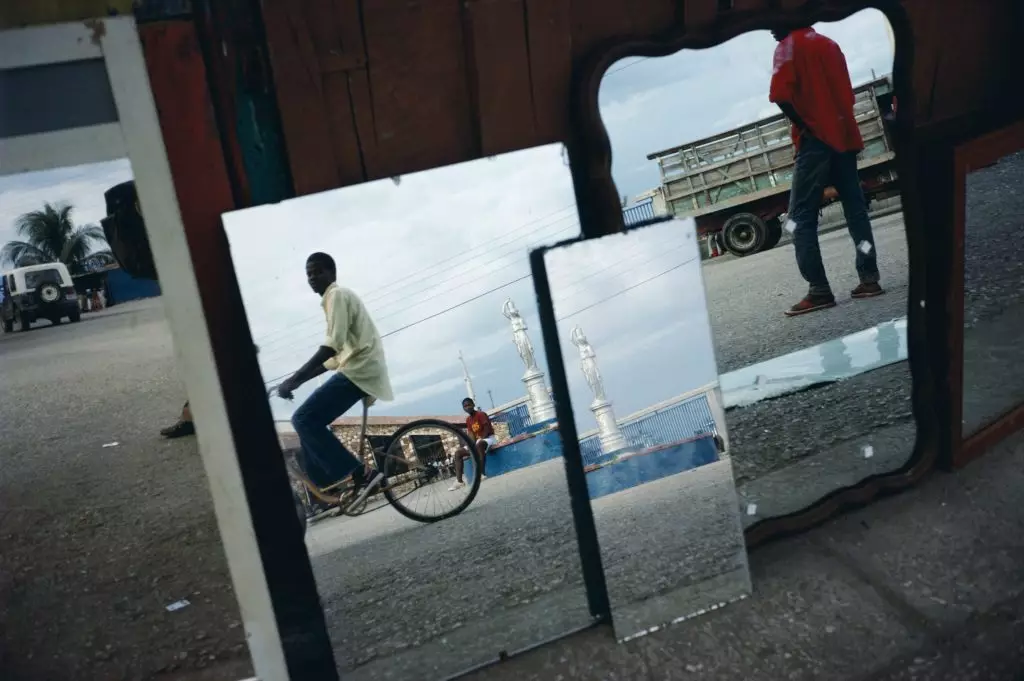 Alex Webb-en Cap Haitien, Haiti, 1987 Dyer-ek liburu berrian aztertzen dituen argazkien artean dago.