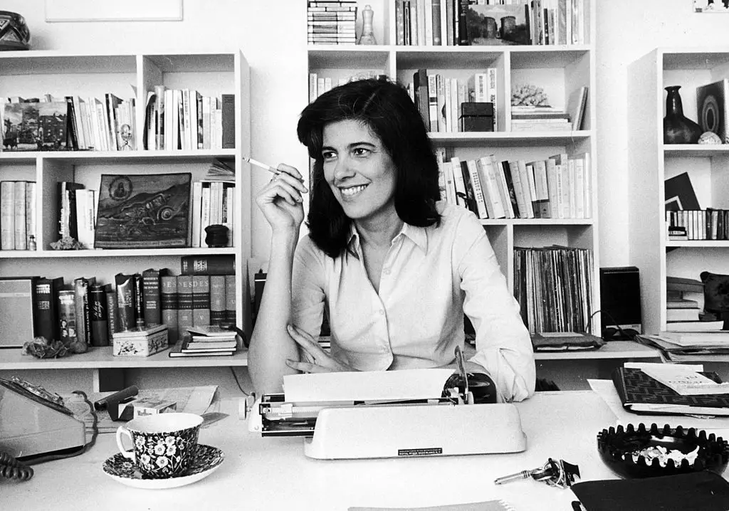 Bahlahlobisisi Susan Sontag (ka holimo), John Berger, le Roland Barthes ba hlahella haholo libukeng tsa Dyer mabapi le ho nka lifoto. Bukeng ea pejana, The Ongoing Moment, o ngola hore bothata bo bong ba hae bo boholo e bile ho qoba ho a qotsa.