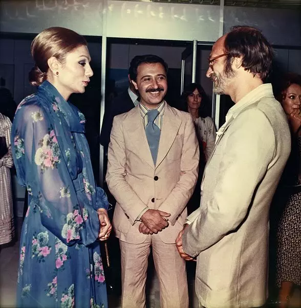 De la stânga: împărăteasa Farah Pahlavi, patron fondator al TMoCA; Kamran Diba, arhitect fondator și director al TMoCA; și David Galloway, curator fondator al TMoCA. Prin amabilitatea lui Kamran Diba.