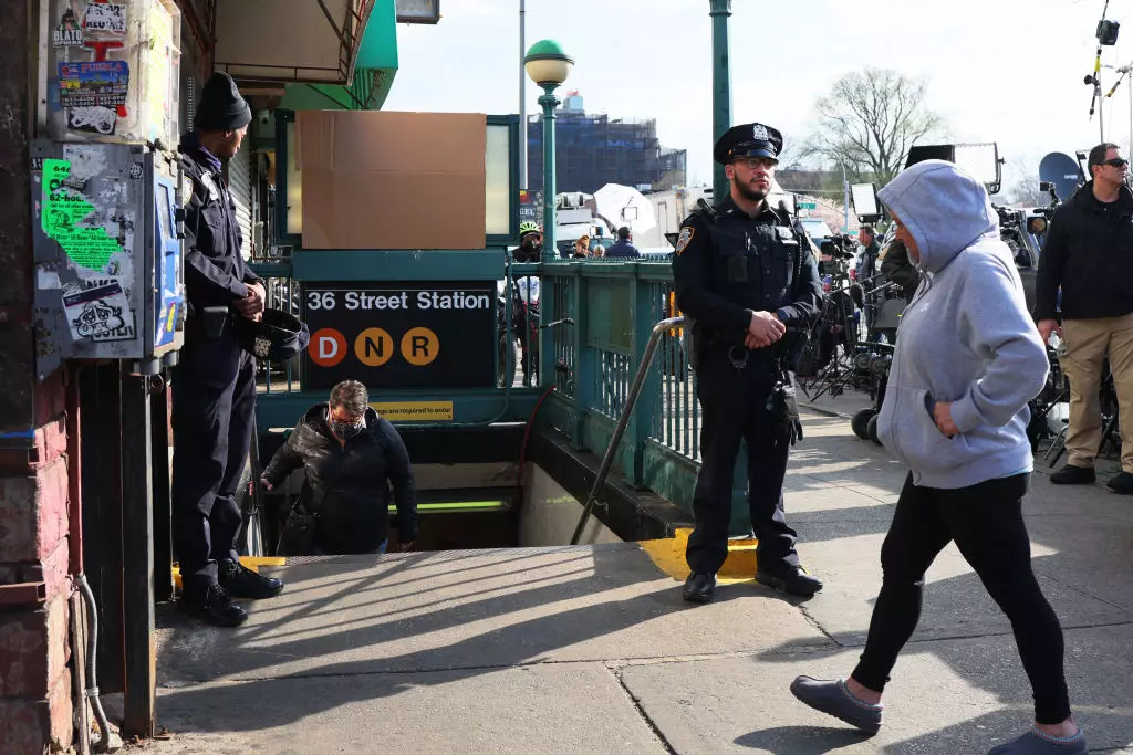 'n Portretskilder het die polisie gehelp om die vermeende NYC-moltreinskieter te vang, met krediet vir sy kunstenaar se oog om hom op straat te sien