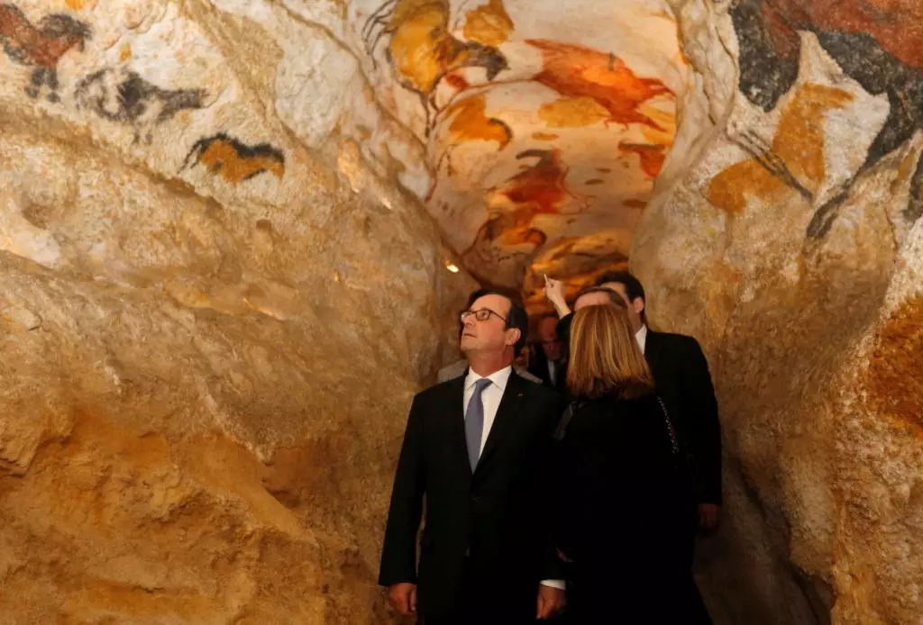 Presiden Perancis Francois Hollande melawat Lascaux 4, replika baharu lukisan prasejarah gua Lascaux, di Montignac, pada 10 Disember 2016. Regis Duvignau/AFP/Getty Images.