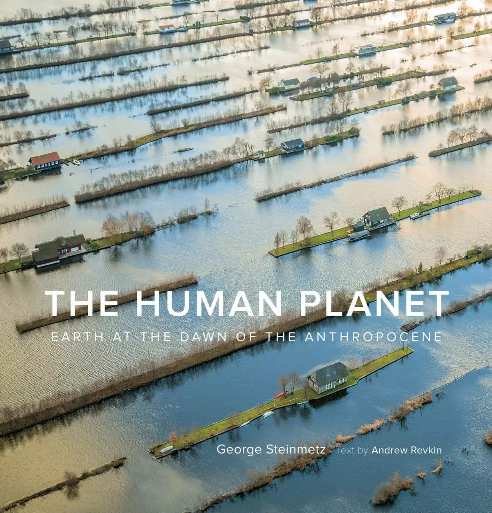 The Human Planet: Earth at the Dawn of the Anthropocene vum George Steinmetz an Andrew Revikin. Ugedriwwe vun Harry N. Abrams.