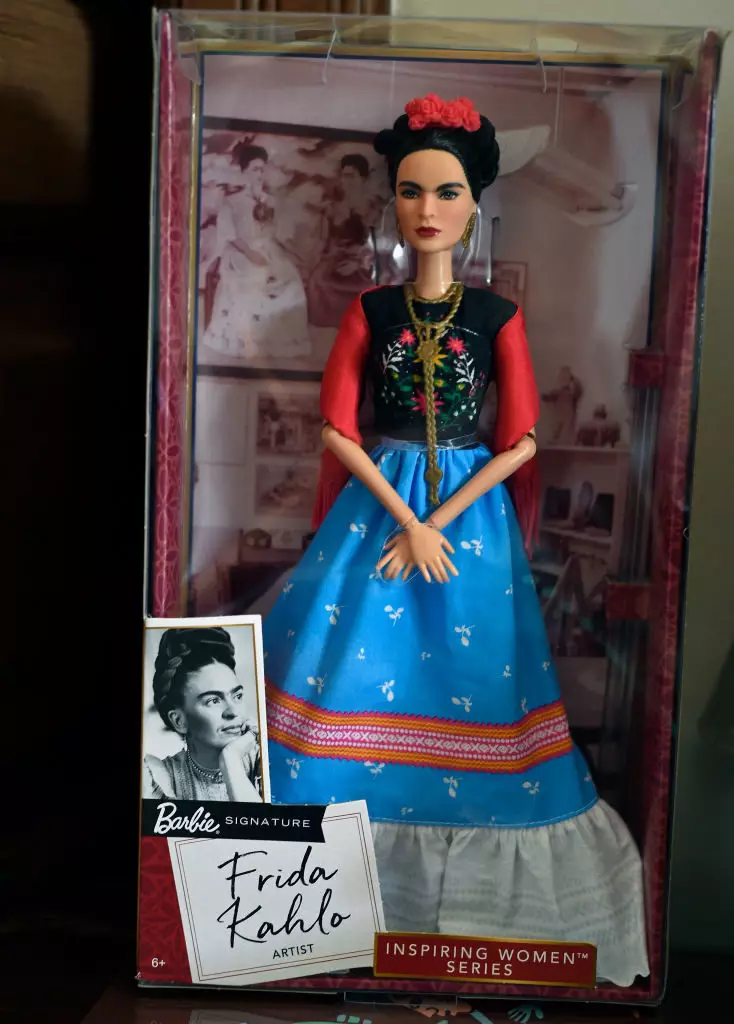 Frida Kahlo artista mexikar zendua irudikatzen duen Barbie panpina. ALFREDO ESTRELLA/AFP/Getty Images erabiltzailearen argazkia.