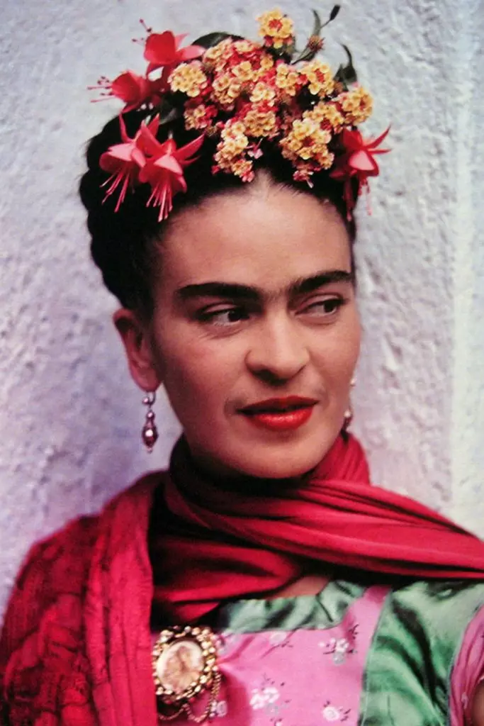 Nikolas Muray, Frida, Koyoakan (1938). Ushbu portret Frida Kahloning sevgilisi Nikolas Myurrey tomonidan olingan. Nikolas Muray foto arxivi ruxsati bilan.