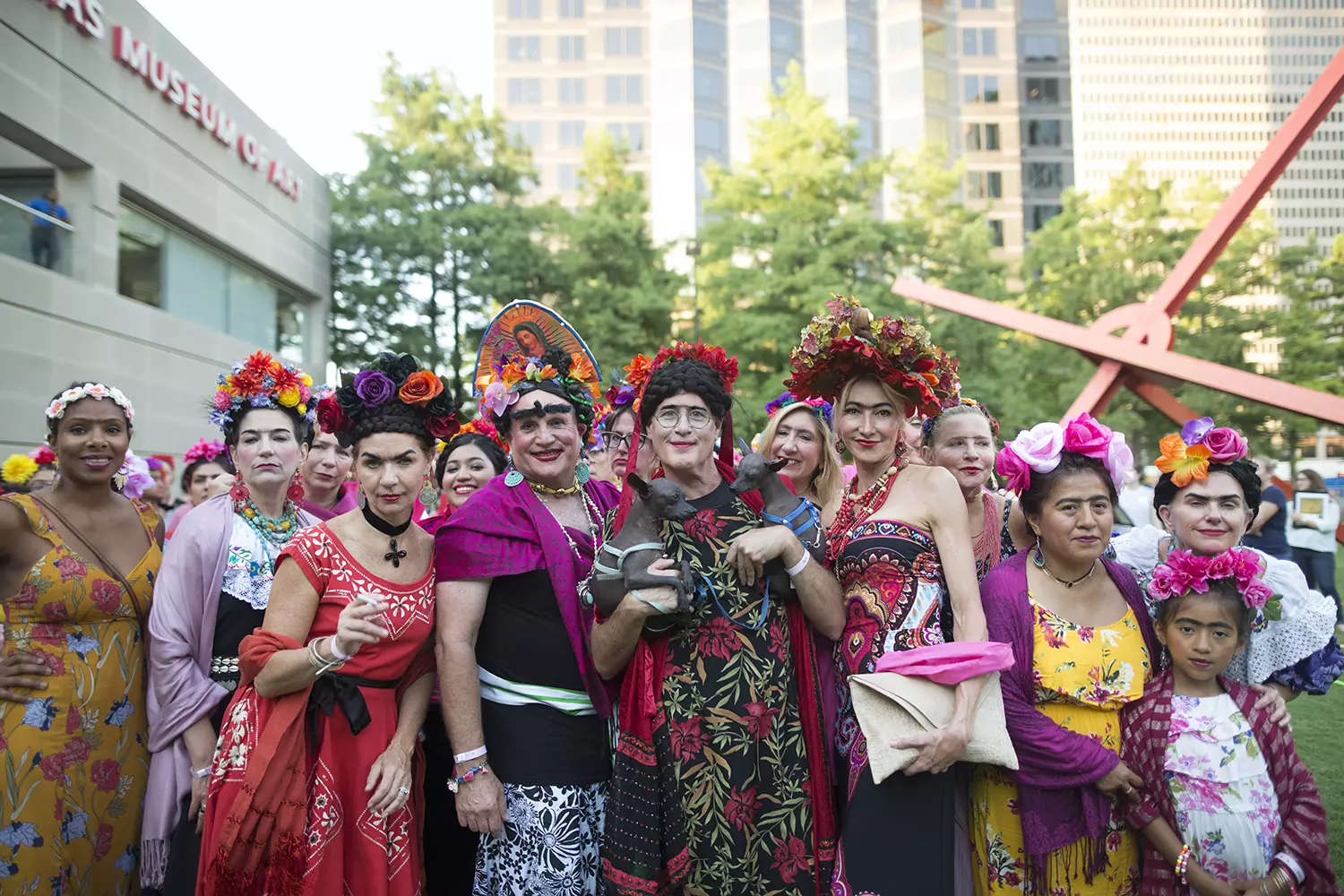 Over 1000 Frida Kahlo Lookalikes samles i Dallas i en søken etter en ny Guinness verdensrekord