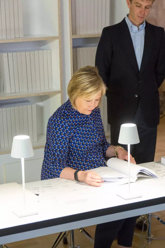 Os correos electrónicos de Hillary Clinton móstranse nunha mostra de arte en Venecia. Esta semana ela pasou e líaos: sorprendendo ao artista 23710_1