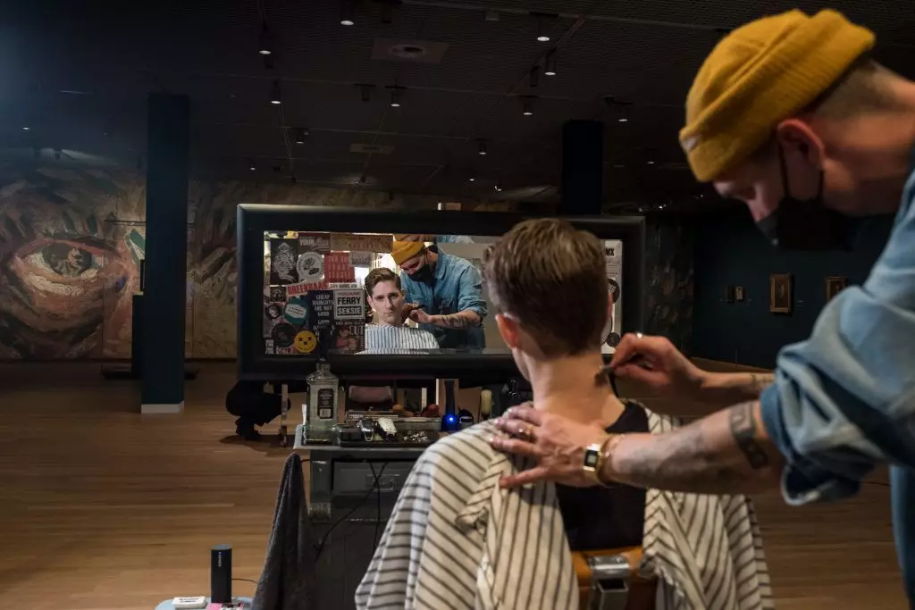 Museum Van Gogh dadi studio kuku lan penata rambut, ing ngendi wong bisa nindakake kuku / rambut nalika nonton karya Vincent van Gogh tanggal 19 Januari 2022 ing Amsterdam, Walanda. (Foto dening Sanne Derks/Getty Images)