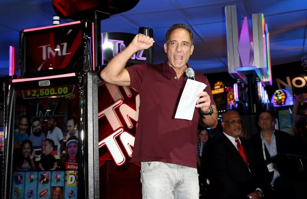 TMZ Administra Produktanto Harvey Levin malkaŝas la TMZ Video Slots de IGT ĉe la Tutmonda Gaming Expo (G2E) 2015 ĉe la Sands Expo kaj Kunvenhalo la 30-an de septembro 2015 en Las Vegas, Nevado. (Foto ĝentile de Getty Images.)