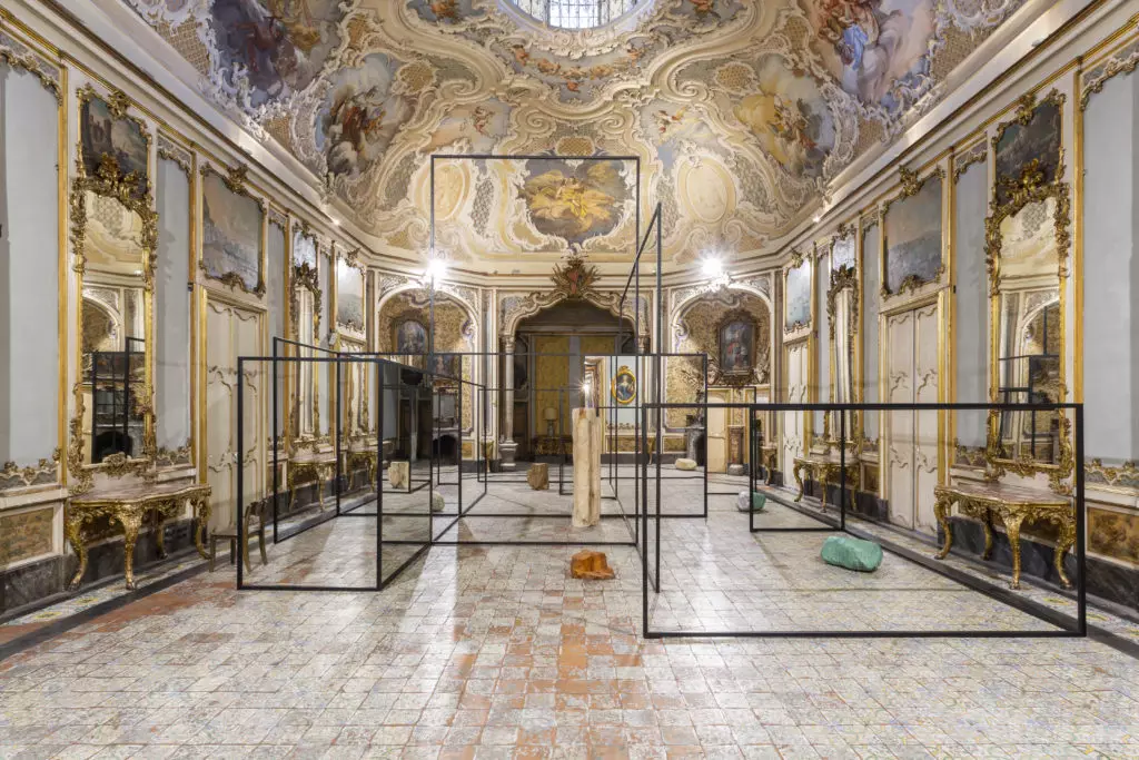 Alicja Kwade, WeltenLinie (2017), pagtan-aw sa instalasyon, Palazzo Biscari, Catania. Gipahulam gikan ni Patrizia Sandretto Re Rebaudengo.