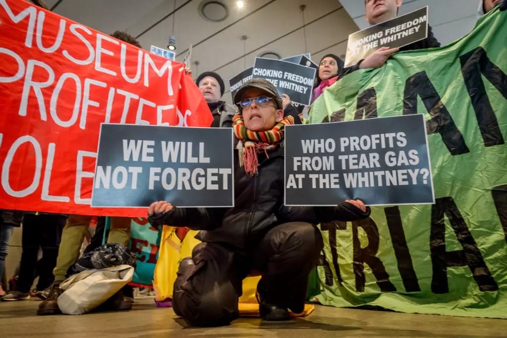 Dhaqdhaqaaqayaashu waxay la wareegeen hoolka Whitney si ay uga mudaaharaadaan Warren B. Kanders. (Sawirka Erik McGregor/Pacific Press/LightRocket oo la sii marayo Sawirada Getty)