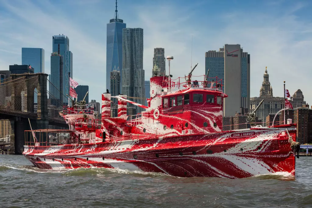 Tauba Auerbach, Flow Separation (2018), pada Fireboat John J. Harvey, ihsan Paula Cooper. Foto oleh Nicholas Knight, ihsan Public Art Fund, New York.