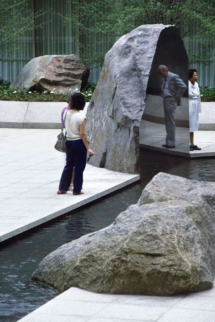 Elyn Zimmerman, 1984 Elyn Zimmerman, Marabar (1984) en National Geographic Society Headquarters, Washington, DC. Foto ĝentileco de Elyn Zimmerman.