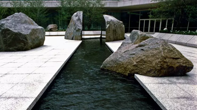 Elyn Zimmerman, Marabar (1984) ĉe National Geographic Society Headquarters, Washington, DC. Foto ĝentileco de Elyn Zimmerman.