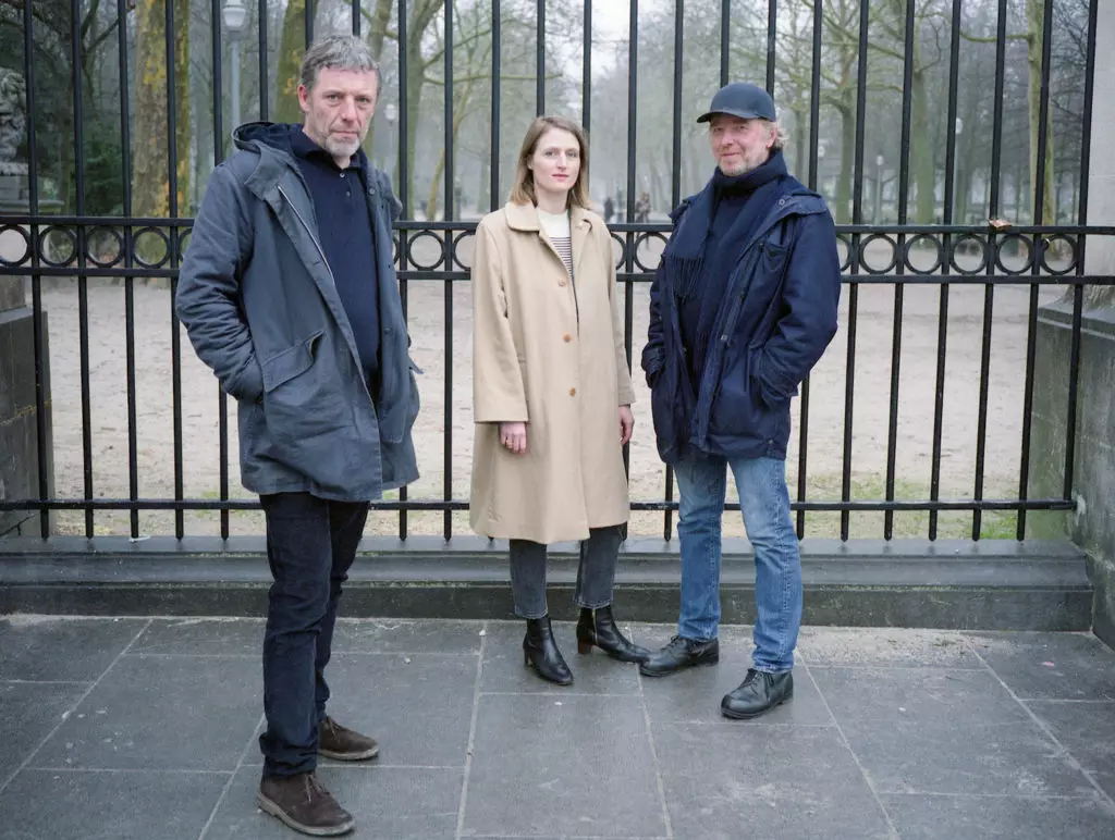 Jos de Gruyter (vänster) och Harald Thys (höger) med Anne-Claire Schmitz, curator för 2019 års belgiska paviljong. Upphovsrätt och artighet artisterna. Bild: Margaux Nieto.