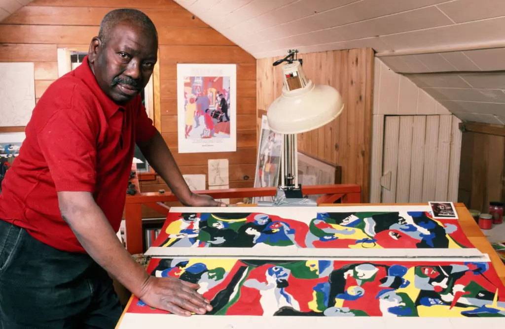 Jacob Lawrence သည် သူ၏ Seattle၊ Washington စတူဒီယိုတွင် ဓါတ်ပုံရိုက်သည်။ ဝါရှင်တန်တက္ကသိုလ်မှ အနုပညာပါမောက္ခဖြစ်သူ Lawrence သည် 2000 ခုနှစ်တွင် ကွယ်လွန်ခဲ့သည်။ (ဓာတ်ပုံ - George Rose/Getty Images)