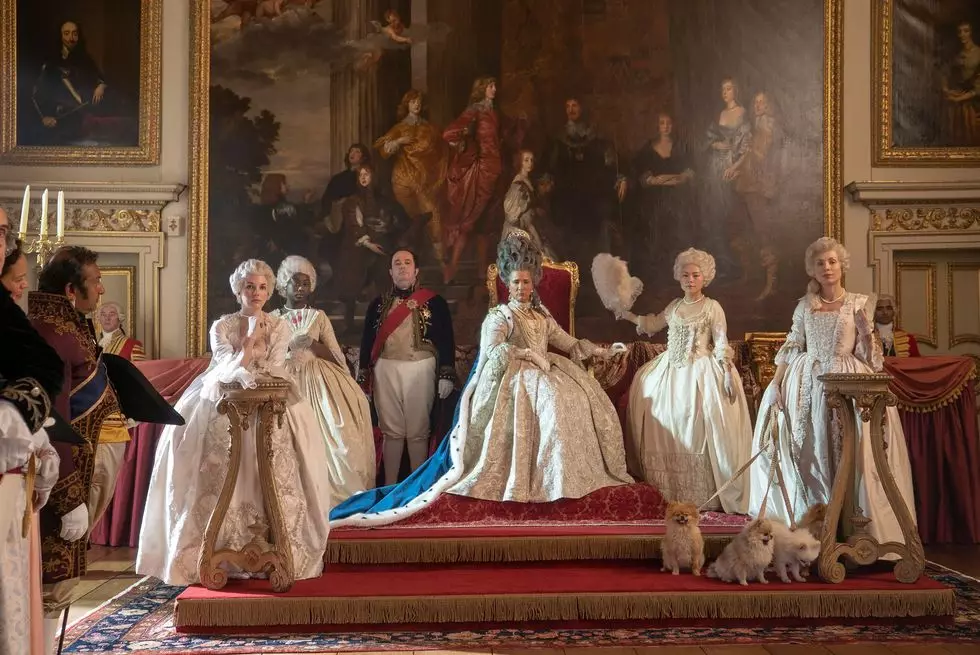 Bridgerton'ı izlerken biraz déjà vu yaşıyorsanız, bunun nedeni bu sahnelerin çoğunun yukarıda arka planda bir Van Dyck ile gösterilen The Crown: Wilton House ile aynı tarihi evlerde çekilmesi olabilir.