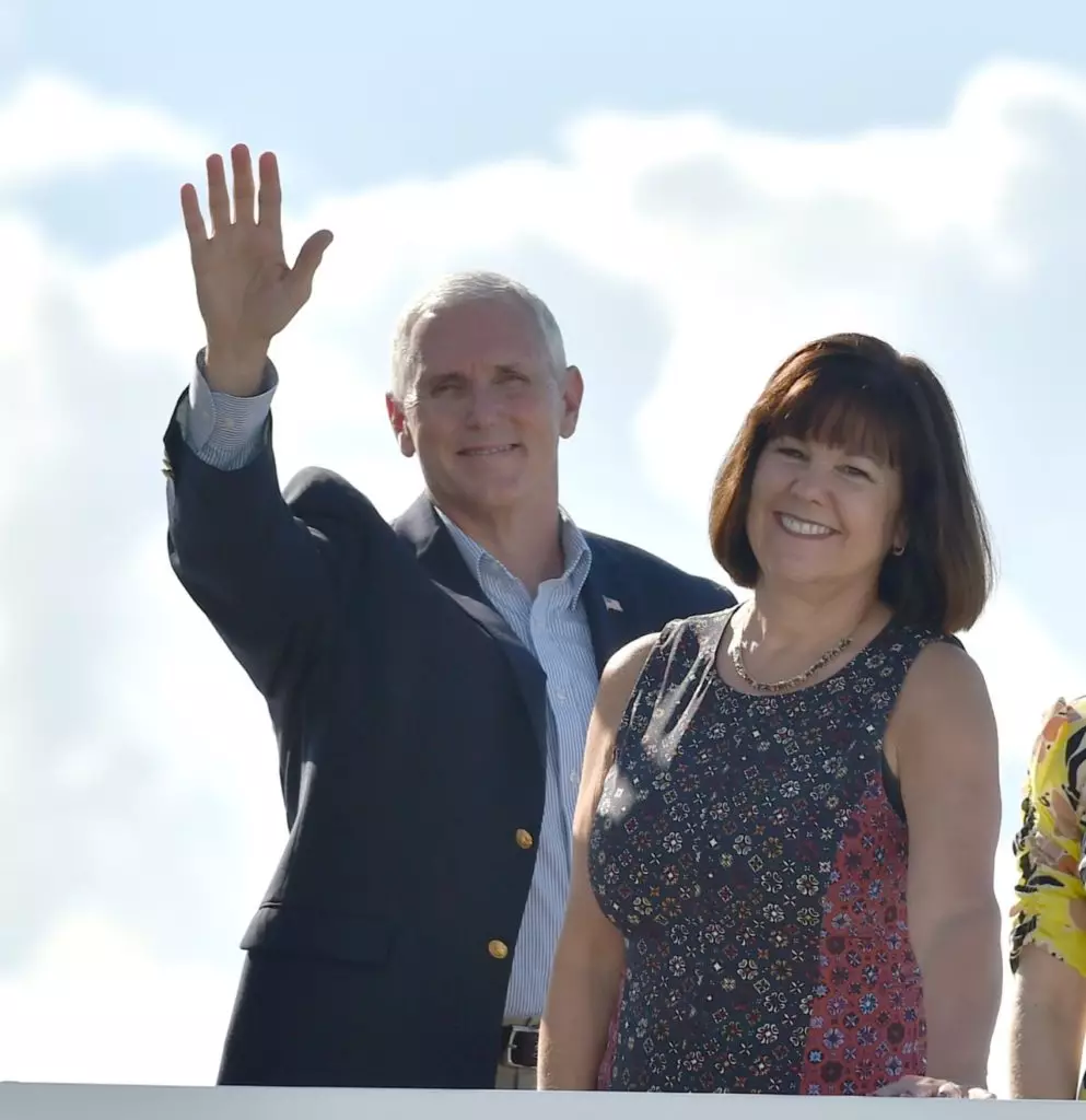 Karen Pence (tengah) dan suaminya Naib Presiden A.S. Mike Pence menaiki pelayaran pelabuhan dengan Perdana Menteri Negeri New South Wales Gladys Berejiklian, di sebelah kanan. (Foto oleh Peter Parks-Pool/Getty Images)