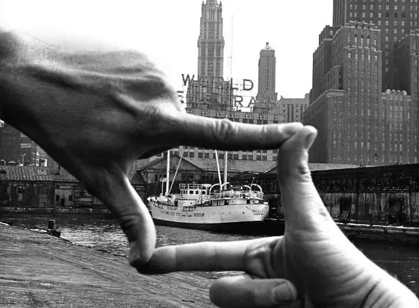 John Baldessari, Harry Shunk, Janos Kender, mãos emoldurando o porto de Nova York