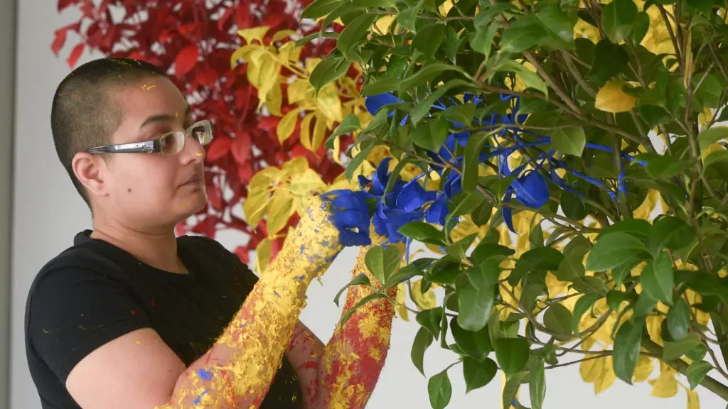 Neha Choksi, In Leaf (sākotnējais laiks) (2015). Tiešraides priekšnesums Hayward Gallery. Fotoattēlu pieklājīgi sniedza mākslinieks un Project 88, Mumbaja.