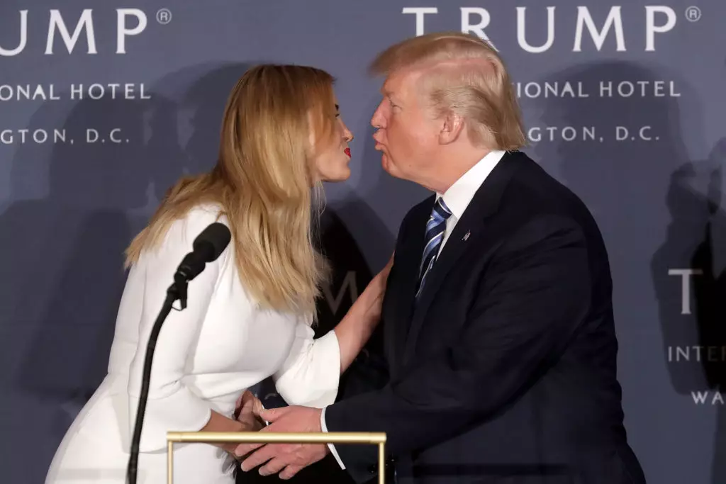 Candidatul republican la președinția Donald Trump și fiica sa Ivanka Trump se sărută după ce au vorbit în timpul deschiderii noului Trump International Hotel, 26 octombrie 2016, la Washington, DC. Prin amabilitatea lui Chip Somodevilla/Getty Images.