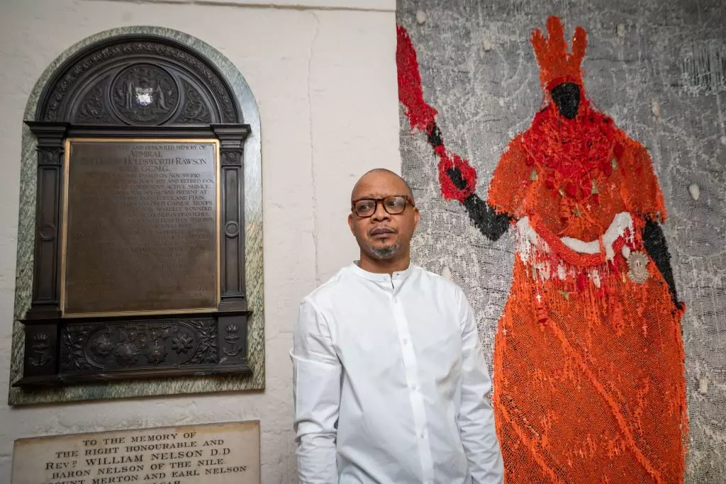 L'artista Victor Ehikhamenor amb la seva obra d'art Still Standing després de la seva inauguració a la catedral de St Paul, a Londres, que estarà exposada a la cripta fins al 14 de maig de 2022. Data de la imatge: dijous 17 de febrer de 2022. Foto d'Aaron Chown/PA Images via Getty Imatges.