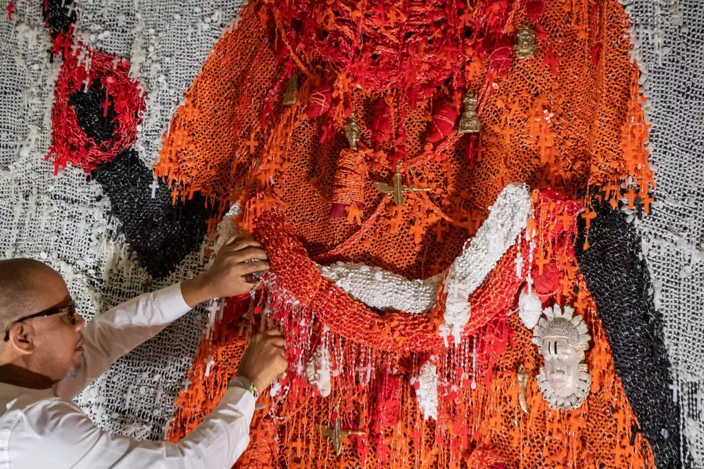 L'artista Victor Ehikhamenor con la sua opera Still Standing dopo la sua inaugurazione alla Cattedrale di St Paul, a Londra, che sarà in mostra nella cripta fino al 14 maggio 2022. Data immagine: giovedì 17 febbraio 2022. Foto di Aaron Chown/PA Images via Getty Immagini.