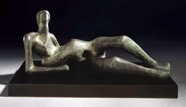 Henry Moore (1898-1986) Ležiaca postava č. 2 bronzová s hnedou a zelenou patinou Dĺžka: 36 palcov (91,5 cm) Koncipovaná v roku 1953 a odliata v siedmich edíciách Odhad: 900 000 - 1 200 000 £ Realizovaná cena: 5 000 58 £ 2 430 830 USD/2 155 439 EUR. © Christie’s Images Limited 2015.