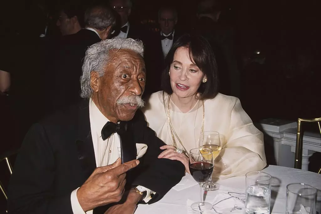 Umfaki-zithombe waseMelika kunye nomlawuli wefilimu uGordon Parks (1912 - 2006) kunye nomculi waseMelika kunye nombhali uGloria Vanderbilt, unina kaAnderson Cooper. Ifoto nguRose Hartman/Iifoto ezigciniweyo/imifanekiso kaGetty.