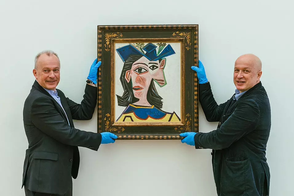 Urs Schaeppi, CEO Swisscom, û Sam Keller, Derhênerê Fondation Beyeler, bi Pablo Picassos Buste de femme au chapeau (Dora) ji 1939; © Succession Picasso / 2019, ProLitteris, Zurich; Wêne: Luca Schwitalla.