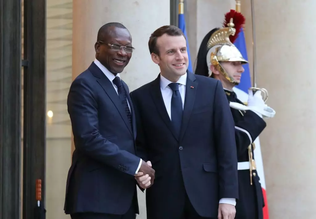 Croith Uachtarán na Fraince, Emmanuel Macron, uachtarán Bheinin, Patrice Talon ag Pálás Elysee i bPáras. Grianghraf le Ludovic Marin/AFP/Getty Images.