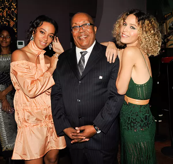 Solange Knowles, Neil Barclay, සහ Cleo Wade New Yorker at New Orleans ප්‍රතිලාභ සඳහා New Orleans හි සමකාලීන කලා මධ්‍යස්ථානය විසින් විසි කරන ලදී. ඡායාරූපය: Leandro Justen, BFA අනුග්රහයෙනි.