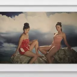 Fudong Yang, The Colored Sky: New Women II, 5, 2014, color inkjet print. ការបោះពុម្ពផ្សាយនៃ 10. វិចិត្រសាល Marian Goodman, ញូវយ៉ក និងប៉ារីស។