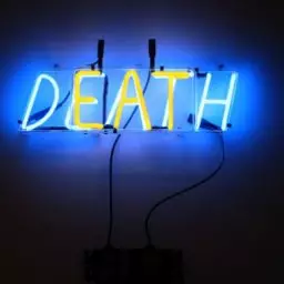 Bruce Nauman, EAT DEATH, 1972, tubo de vidro amarelo (EAT) superposto a tubo azul (DEATH) con marco de suspensión de tubo de vidro, edición de 6. Cortesía de Sperone Westwater, Nova York.