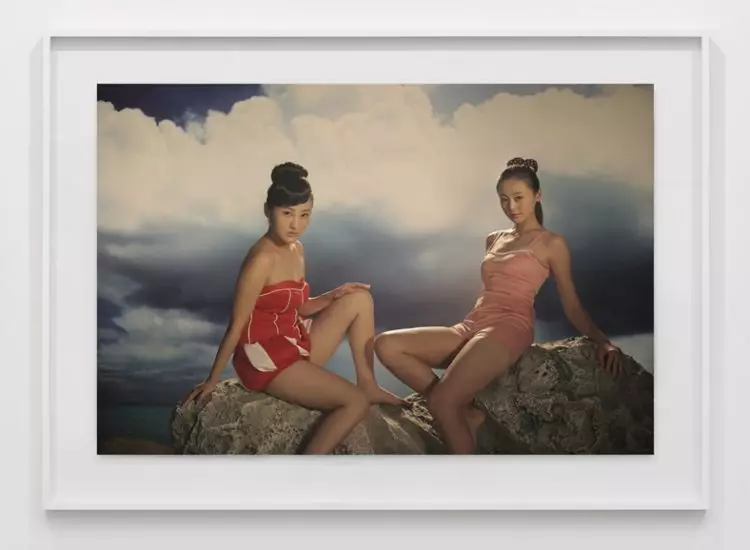 Fudong Yang, The Colored Sky: New Women II, 5, 2014, color inkjet print. ការបោះពុម្ពផ្សាយនៃ 10. វិចិត្រសាល Marian Goodman, ញូវយ៉ក និងប៉ារីស។