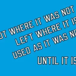 Lawrence Weiner, 2000-yilgacha bo'lmaganidek, ISHLATILGAN JERDA QOLMAGAN QAYERGA QO'YING, til + havola qilingan materiallar. Marian Gudman galereyasi, Nyu-York va Parijning izni bilan.