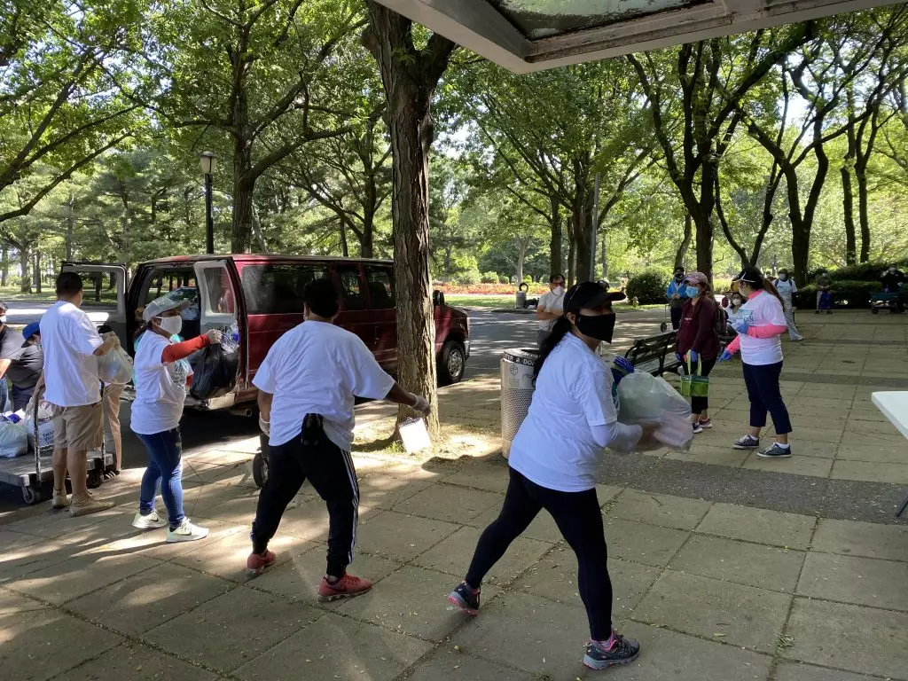 La Jornada Together We Can Food Pantry no Queens Museum. Foto cortesia do Museu do Queens.