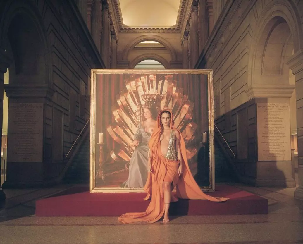 Fixemos unha análise histórica da arte do vídeo de actuación de 13 minutos de Halsey no Metropolitan Museum of Art. Aquí tes o que atopamos