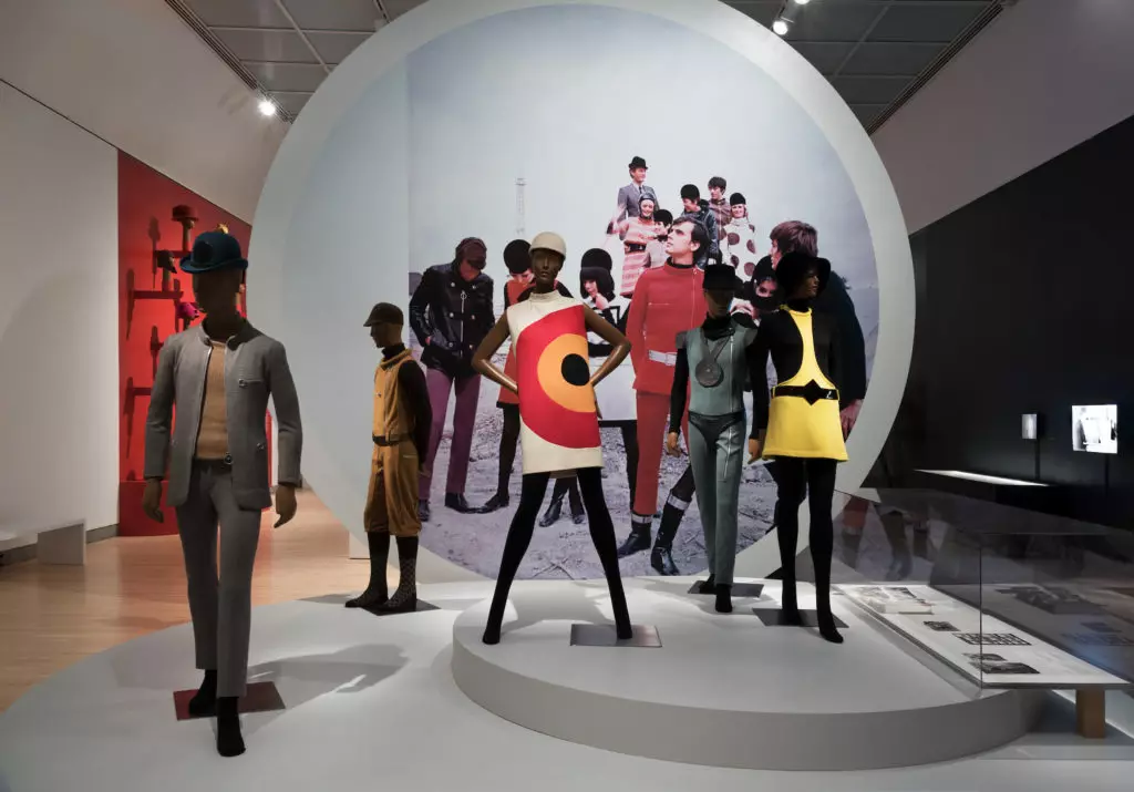 มุมมองการติดตั้ง Pierre Cardin: Future Fashion, พิพิธภัณฑ์บรูคลิน ภาพโดย Jonathan Dorado, พิพิธภัณฑ์บรูคลิน