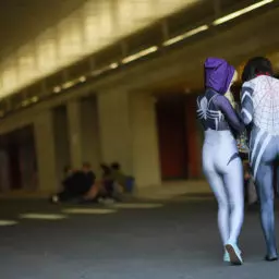 Les fans s'habillent en costumes à l'extérieur du New York Comic Con 2016. Avec l'aimable autorisation de Mike Coppola/Getty Images.