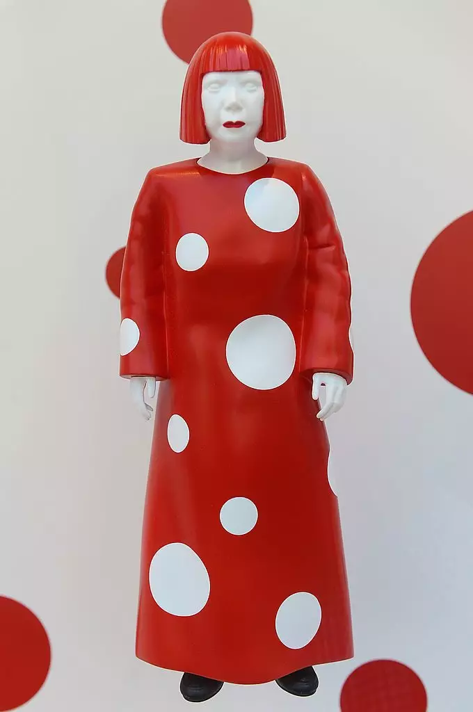 منظر عام خلال حفل كشف النقاب عن تعاون Louis Vuitton و Yayoi Kusama في Louis Vuitton Maison في 10 يوليو 2012 في مدينة نيويورك. تصوير ديميتريوس كامبوريس / WireImage.