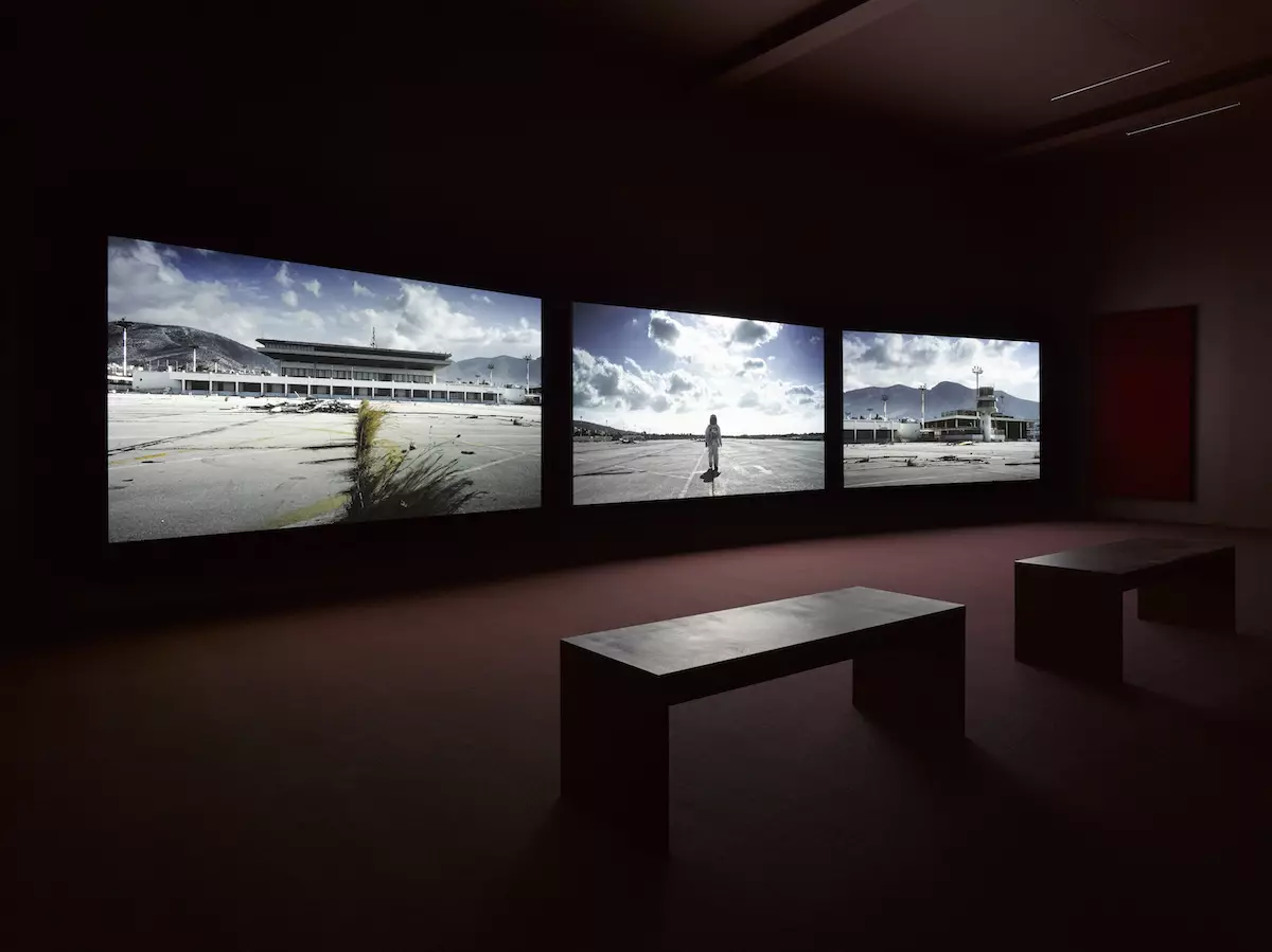 Installatieweergave van John Akomfrah's The Airport (2016) bij Lisson Gallery, New York. Foto: