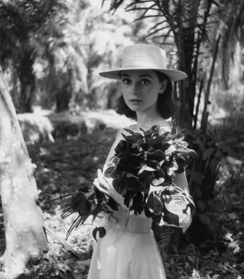 Audrey Hepburn en tournage en Afrique pour The Nuns Story Photo : Leo Fuchs (1958)