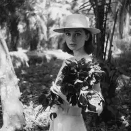 Audrey Hepburn en tournage en Afrique pour The Nuns Story Photo : Leo Fuchs (1958)