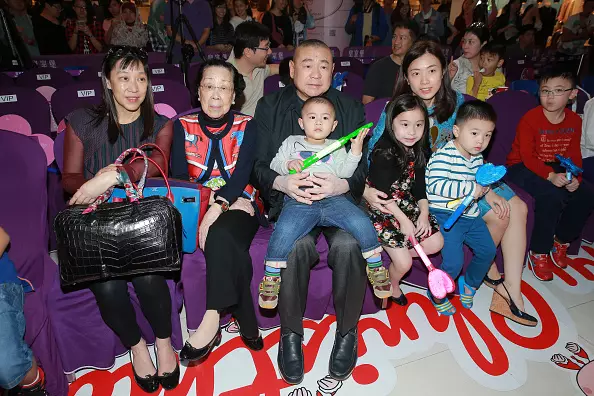 Joseph Lau Luen Hung i la seva família assisteixen a una conferència de premsa de la cantant Connie Talbot el 23 de novembre de 2014 a Hong Kong. Foto de VCG/VCG a través de Getty Images.